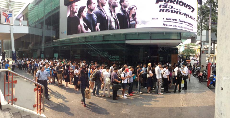 ประมวลภาพ "iStudio Digital Gateway ลดล้างสต๊อก" รอคิว 3 ชั่วโมง ของหมด ...