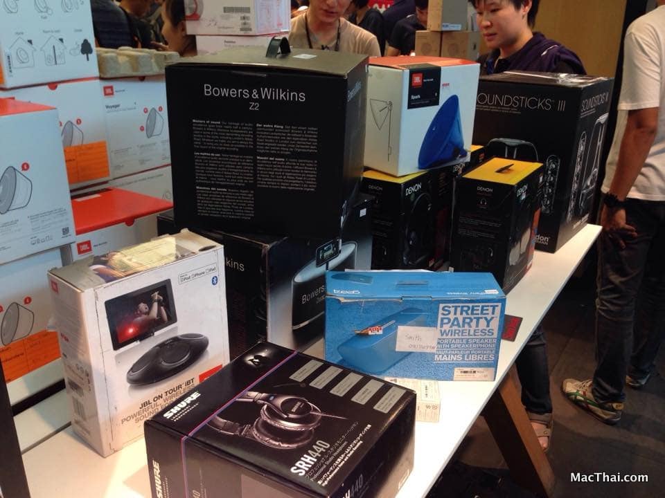 ประมวลภาพ "iStudio Digital Gateway ลดล้างสต๊อก" รอคิว 3 ชั่วโมง ของหมด ...