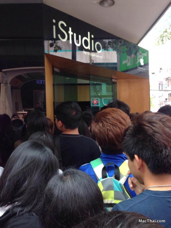 ประมวลภาพ "iStudio Digital Gateway ลดล้างสต๊อก" รอคิว 3 ชั่วโมง ของหมด ...