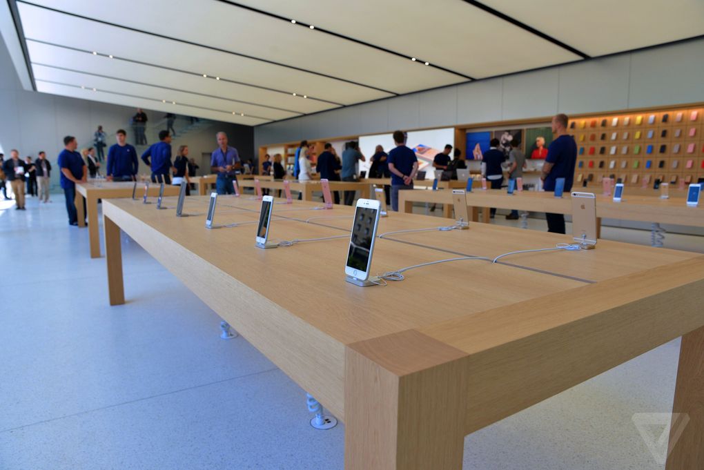 Apple ฉลองครบรอบ 15 ปี Apple Store ด้วยการโชว์ร้านแห่งอนาคต