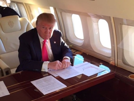 ชมภาพ Donald Trump กำลังฝึกใช้คอมพิวเตอร์ แถมเป็น Mac เสียด้วย