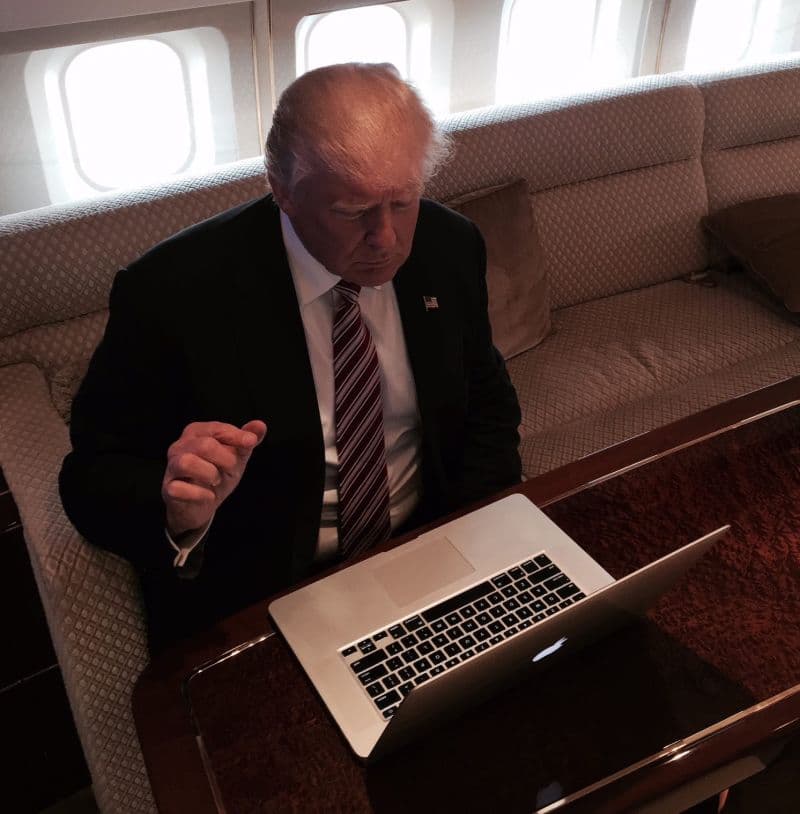 ชมภาพ Donald Trump กำลังฝึกใช้คอมพิวเตอร์ แถมเป็น Mac เสียด้วย