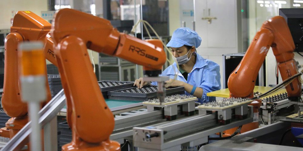 Foxconn เตรียมเดินสายการผลิตด้วยหุ่นยนต์ทั้งหมด เริ่มต้นแล้ว 40,000 ตัว
