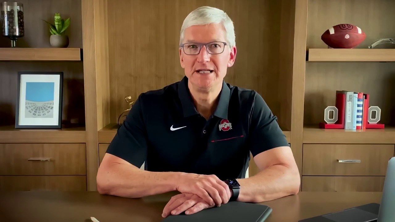 Tim Cook, CEO ของ Apple กล่าวสุนทรพจน์แก่บัณฑิต Ohio State University ...