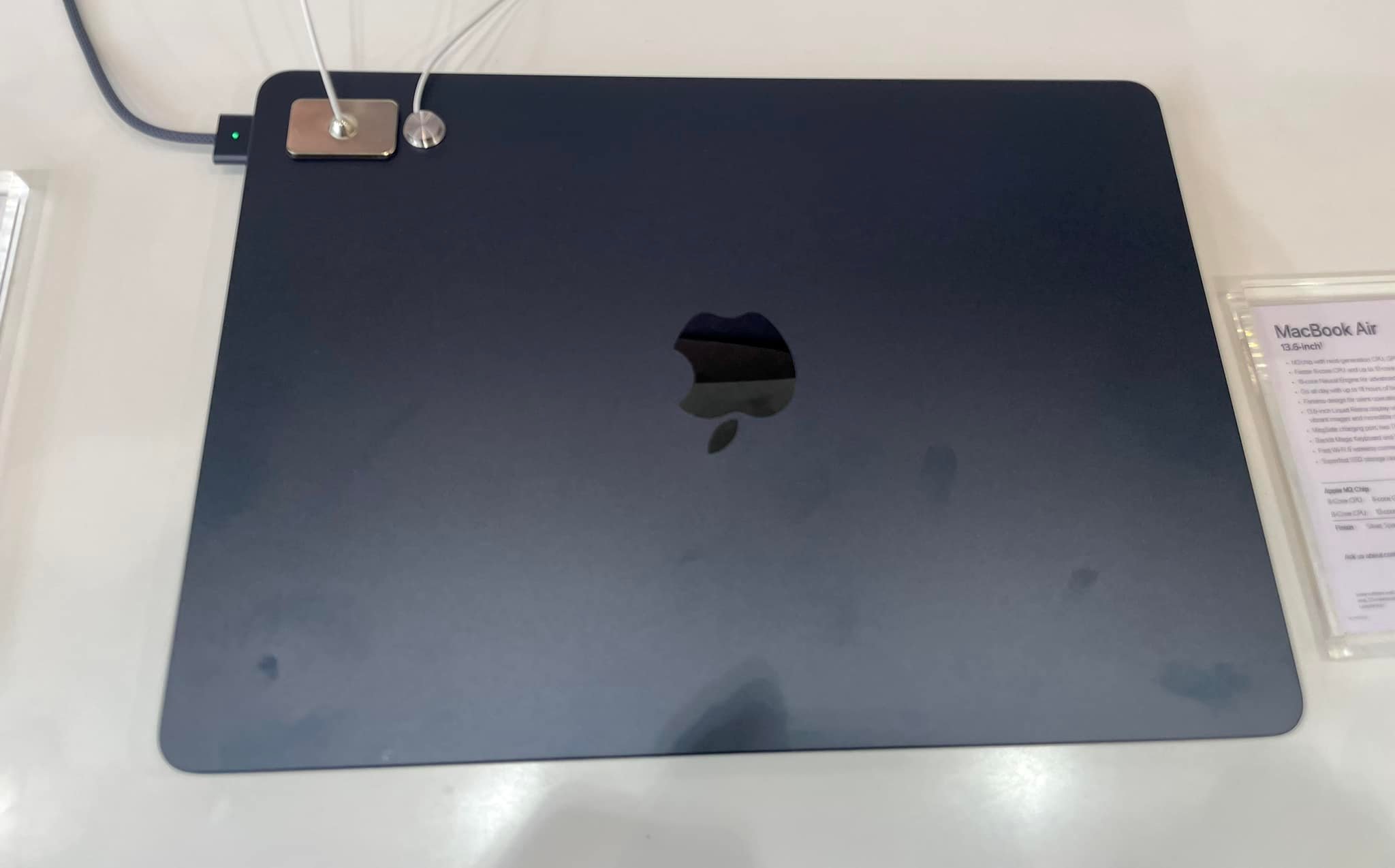 ผู้ใช้โวย MacBook Air M2 สีดำ Midnight เป็นรอยนิ้วมือง่ายมาก แถมเช็ดออก ...